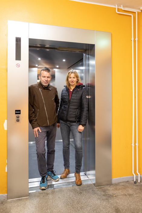 Der neue Aufzug im Hochhaus Friedrich-Engels-Straße 2 ist in Betrieb ...